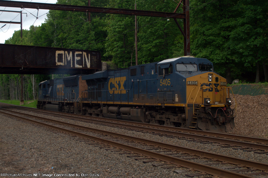 CSX ES40DC 5405 trails on Q418-24